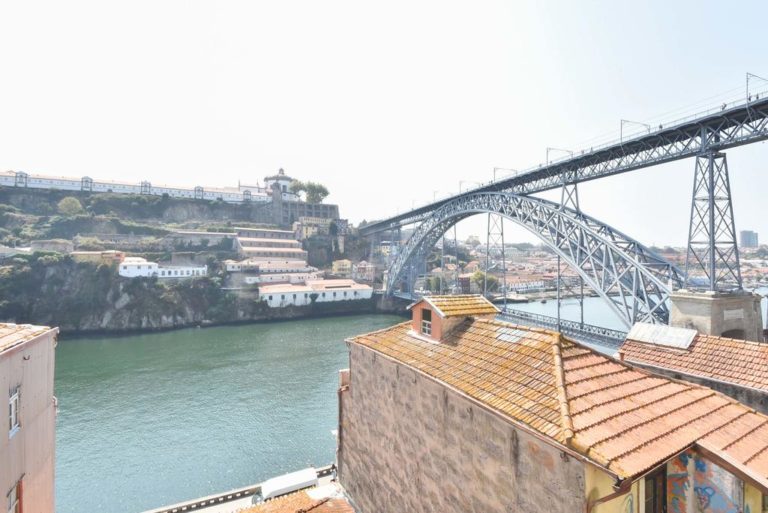 Discover the best viewpoint in Porto to take a photo or relax. | GENUINE