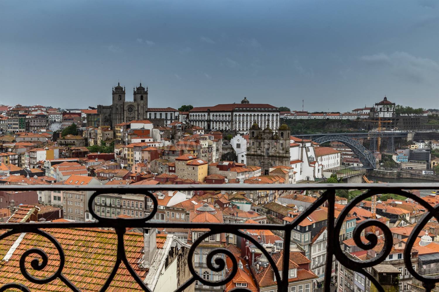 Discover the best viewpoint in Porto to take a photo or relax. | GENUINE